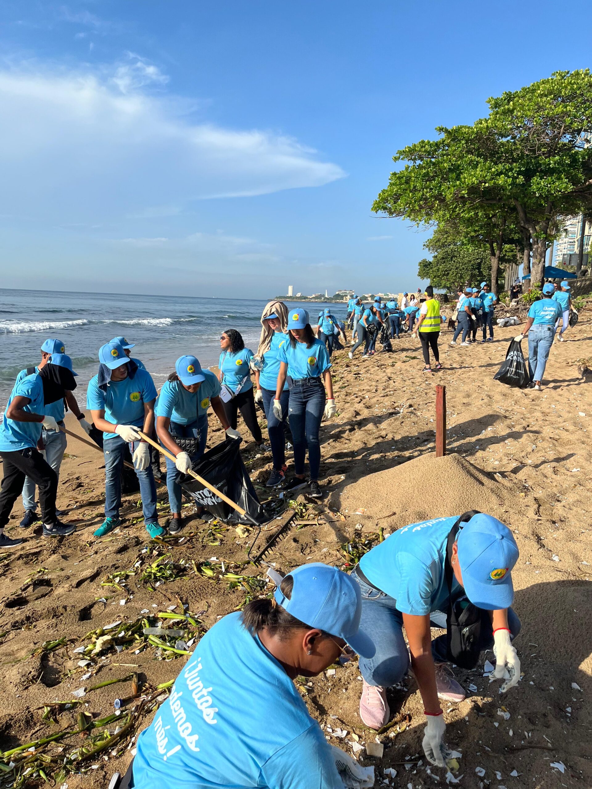 Colaboradores de COOPNAZONAF se unen para limpiar la playa de Güibia ...